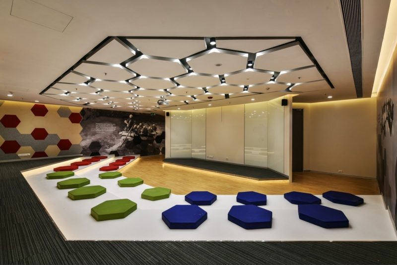 Office With Large Skylights Converts Gloomy Areas into Vibrant ...