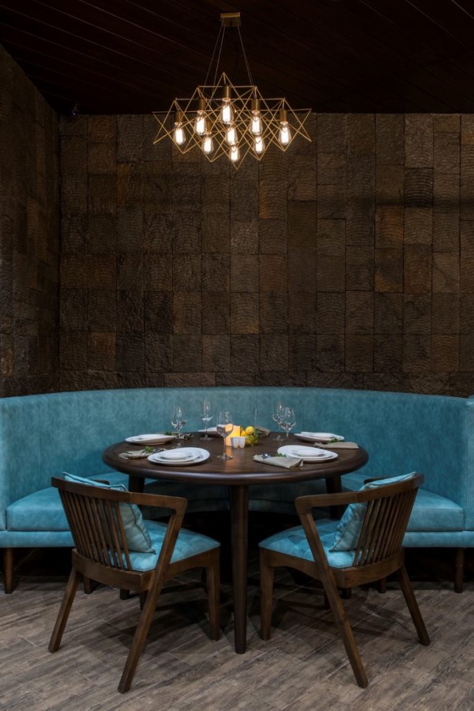 Vintage Looking Restaurant Design Has Modern Experience | Neovana ...