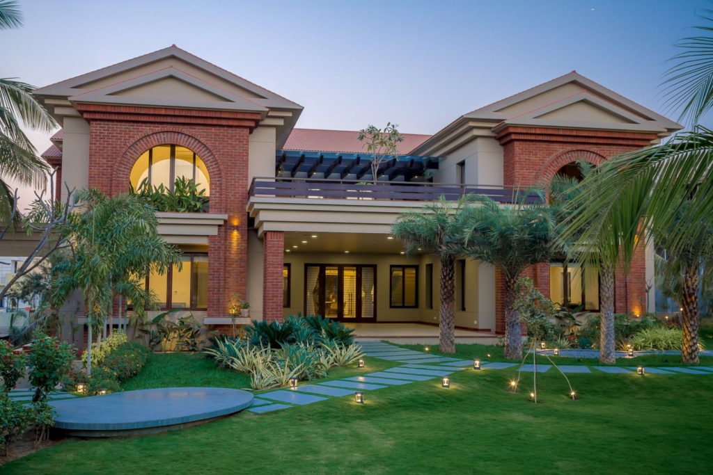 Residence Design Interplay Between Contemporary and Classical Style of ...