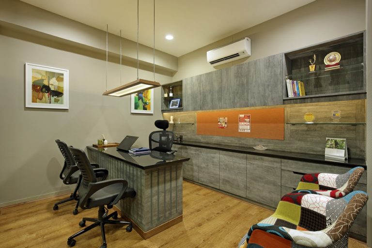 Corporate Office Interior Breaks the Monotony and Boring Environment ...
