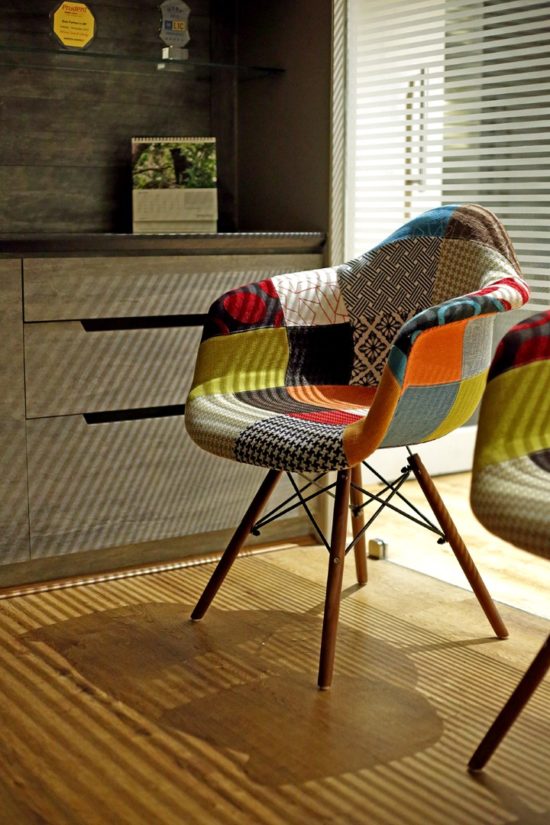 Corporate Office Interior Breaks the Monotony and Boring Environment ...