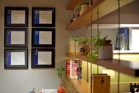 Corporate Office Interior Breaks the Monotony and Boring Environment ...