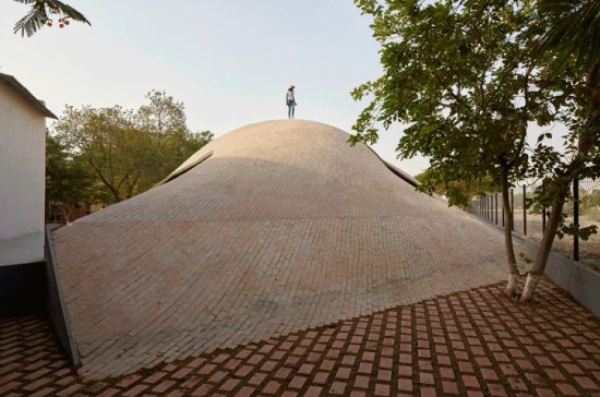 Maya Somaiya Library, Sharda School / Sameep Padora & Associates - The ...