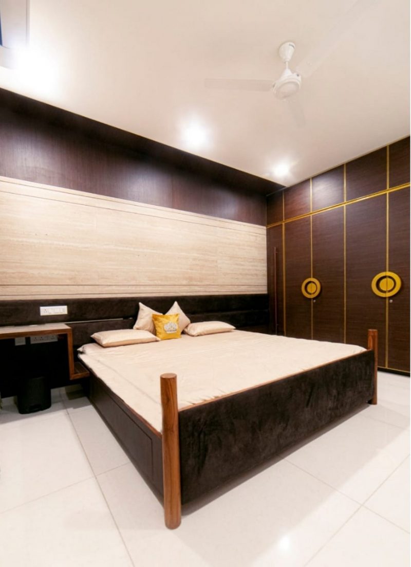 Apartment With An Eclectic Combination Of Tradition And Contemporary ...