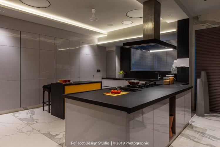 Traditional Yet Contemporary Apartment Balancing the two Contrary Ideas ...