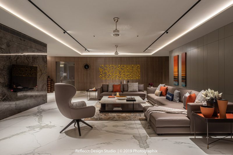 Traditional Yet Contemporary Apartment Balancing the two Contrary Ideas ...