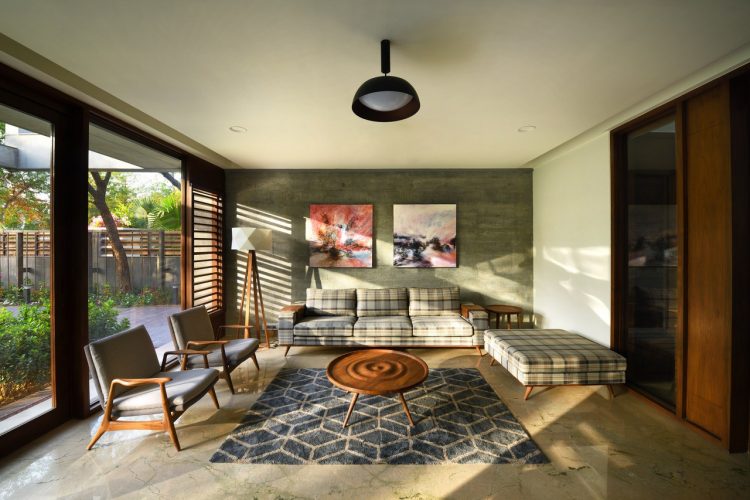 The Exposed Concrete House With Enclosed Courtyard | Modo Design - The ...