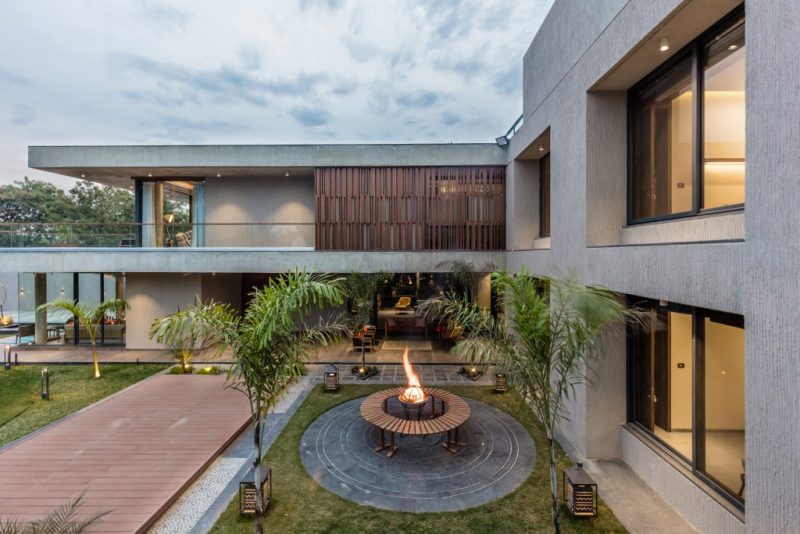 A Modern Villa With Cantilever Slabs And Glass Facades | VPA - The ...