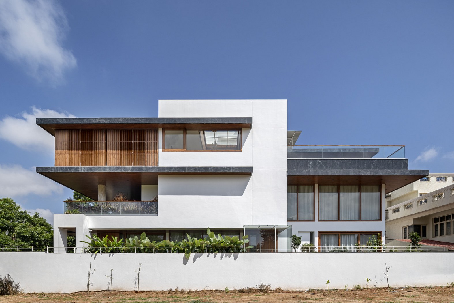 House Design Creates Balance Between Solid And Void| Between Spaces ...