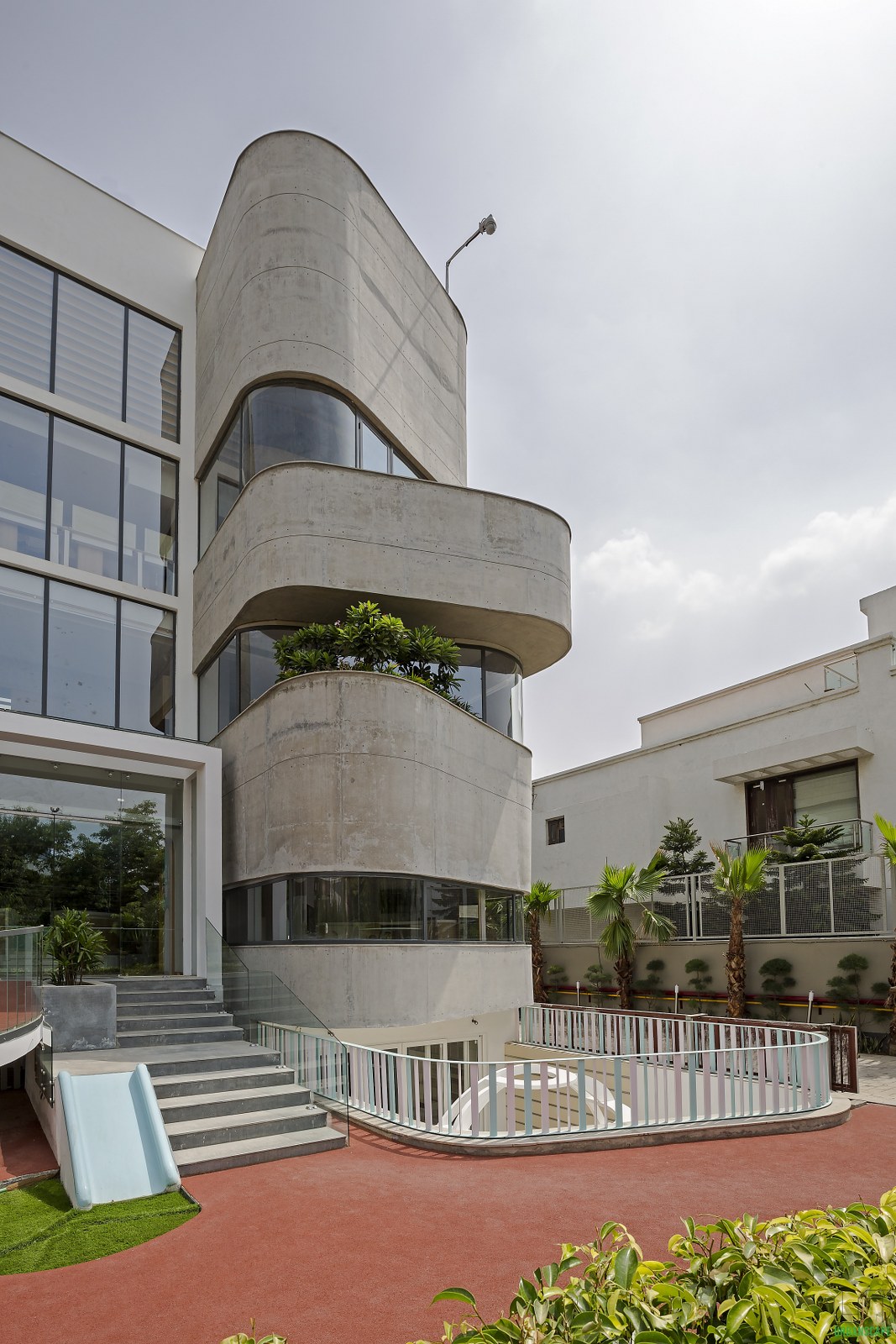 The Primary School In Gurugram Counters The Natural Angle With Soothing ...