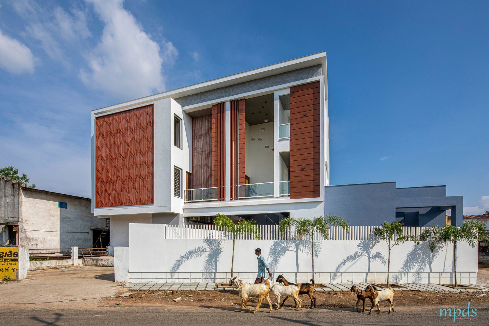 Contextually Apt Residential Dwelling Playing With Natural ...