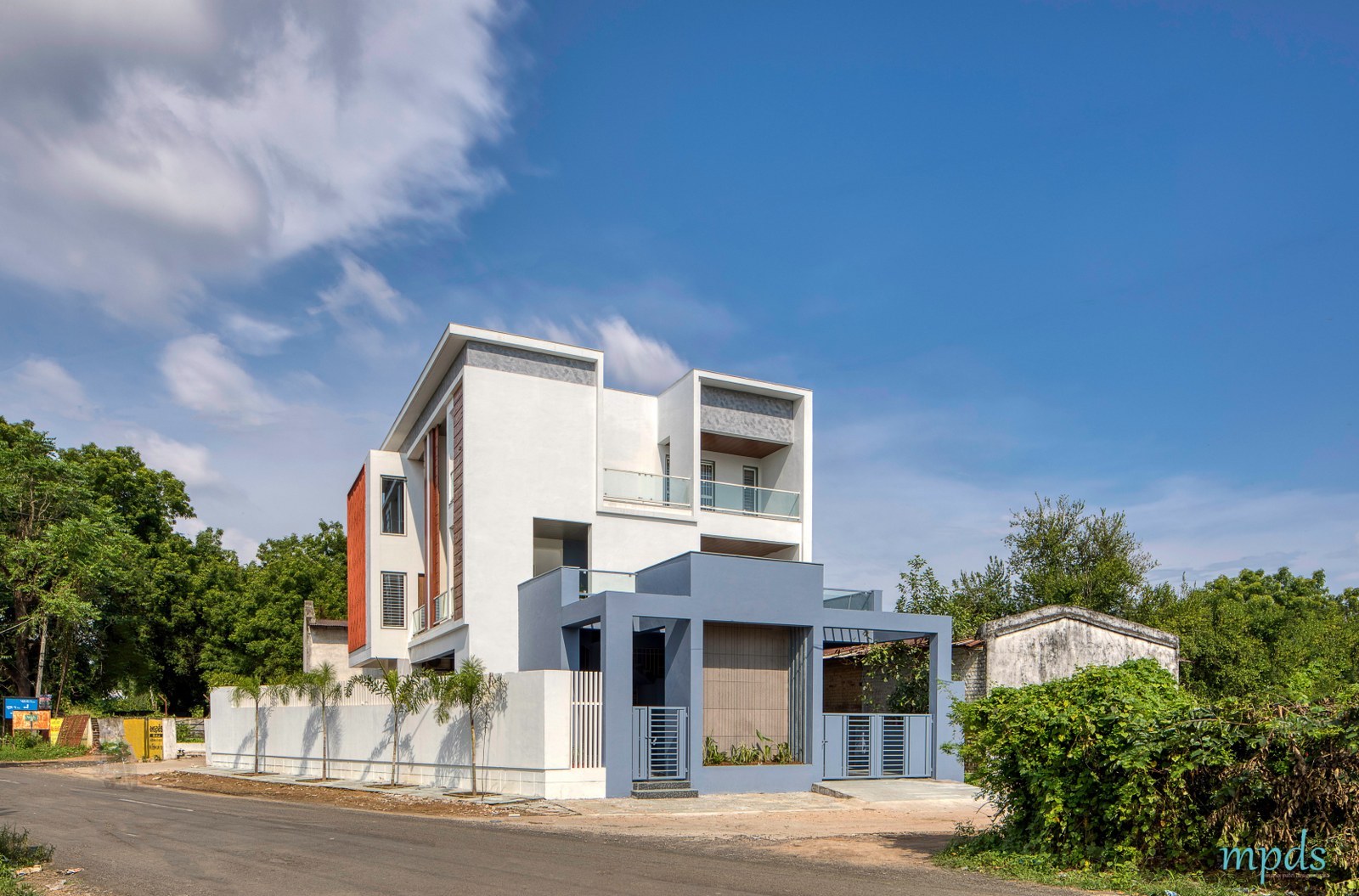 Contextually Apt Residential Dwelling Playing With Natural ...