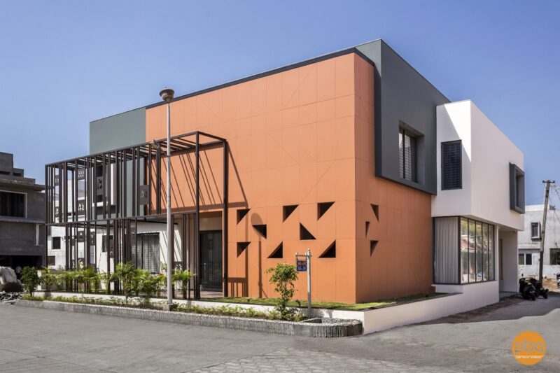This Courtyard Home Tells A Beautiful Tale Of Natural Materials | PBA ...