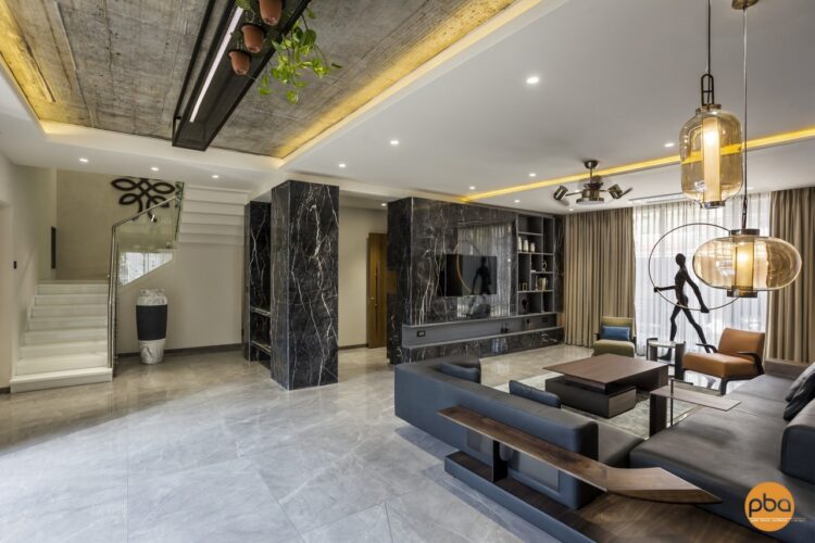 This Courtyard Home Tells A Beautiful Tale Of Natural Materials | PBA ...