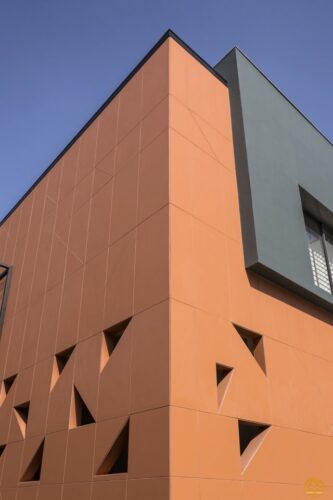 This Courtyard Home Tells A Beautiful Tale Of Natural Materials | PBA ...