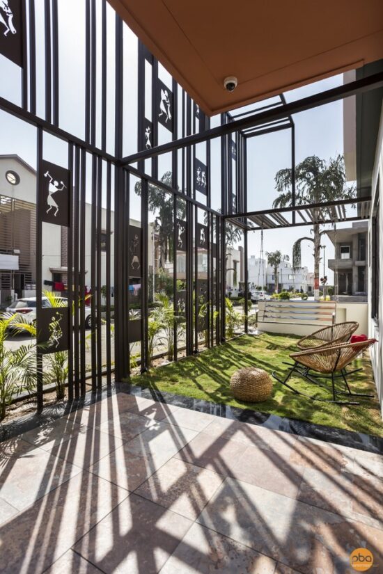 This Courtyard Home Tells A Beautiful Tale Of Natural Materials | PBA ...