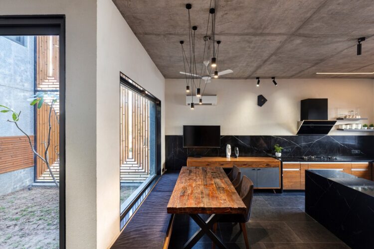 House Design with An Inward-Looking Spatial Arrangement | Arch. Lab ...