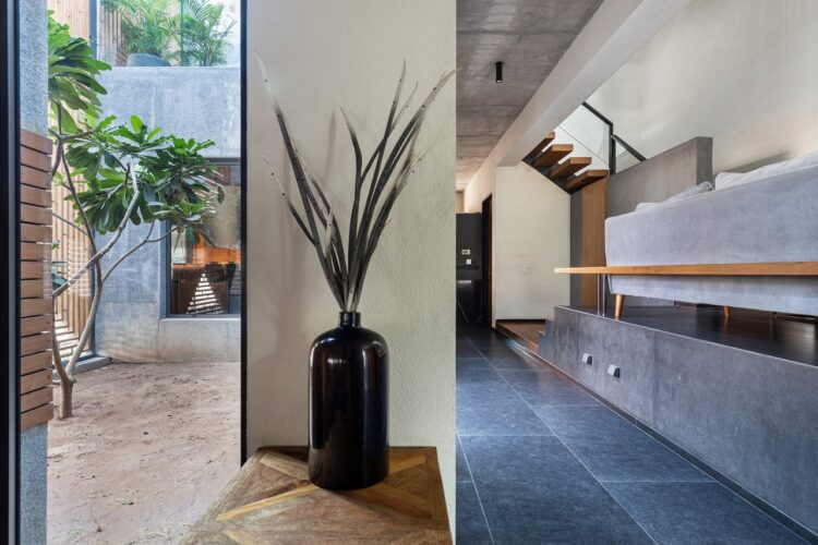 House Design with An Inward-Looking Spatial Arrangement | Arch. Lab ...