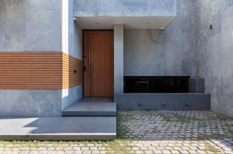 House Design with An Inward-Looking Spatial Arrangement | Arch. Lab ...