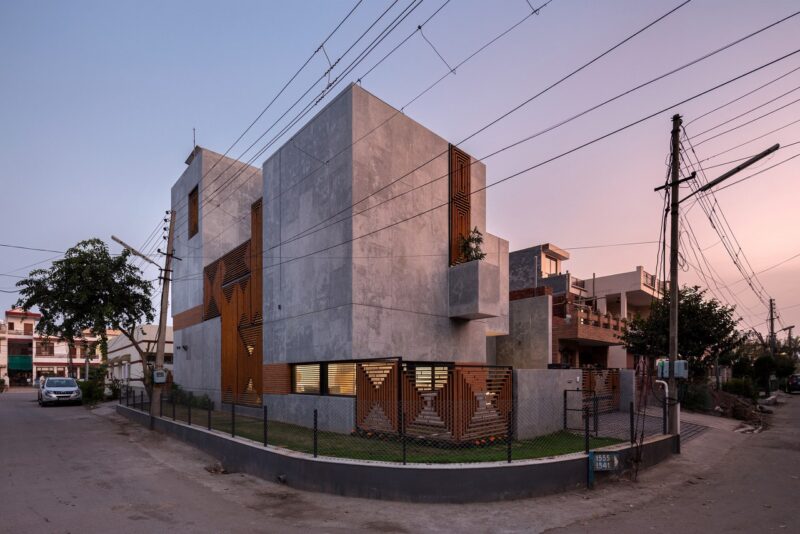 House Design with An Inward-Looking Spatial Arrangement | Arch. Lab ...