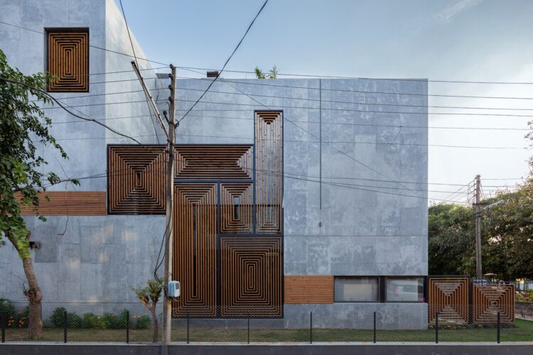 House Design with An Inward-Looking Spatial Arrangement | Arch. Lab ...