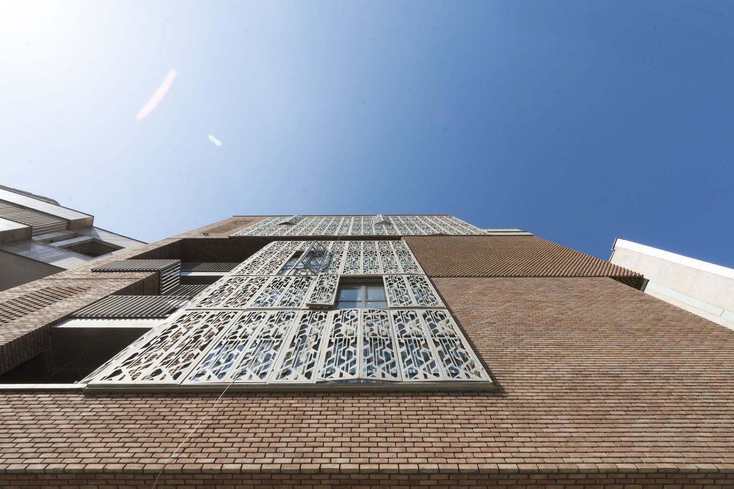 The Connection Between Internal And External In Nahid Office And ...