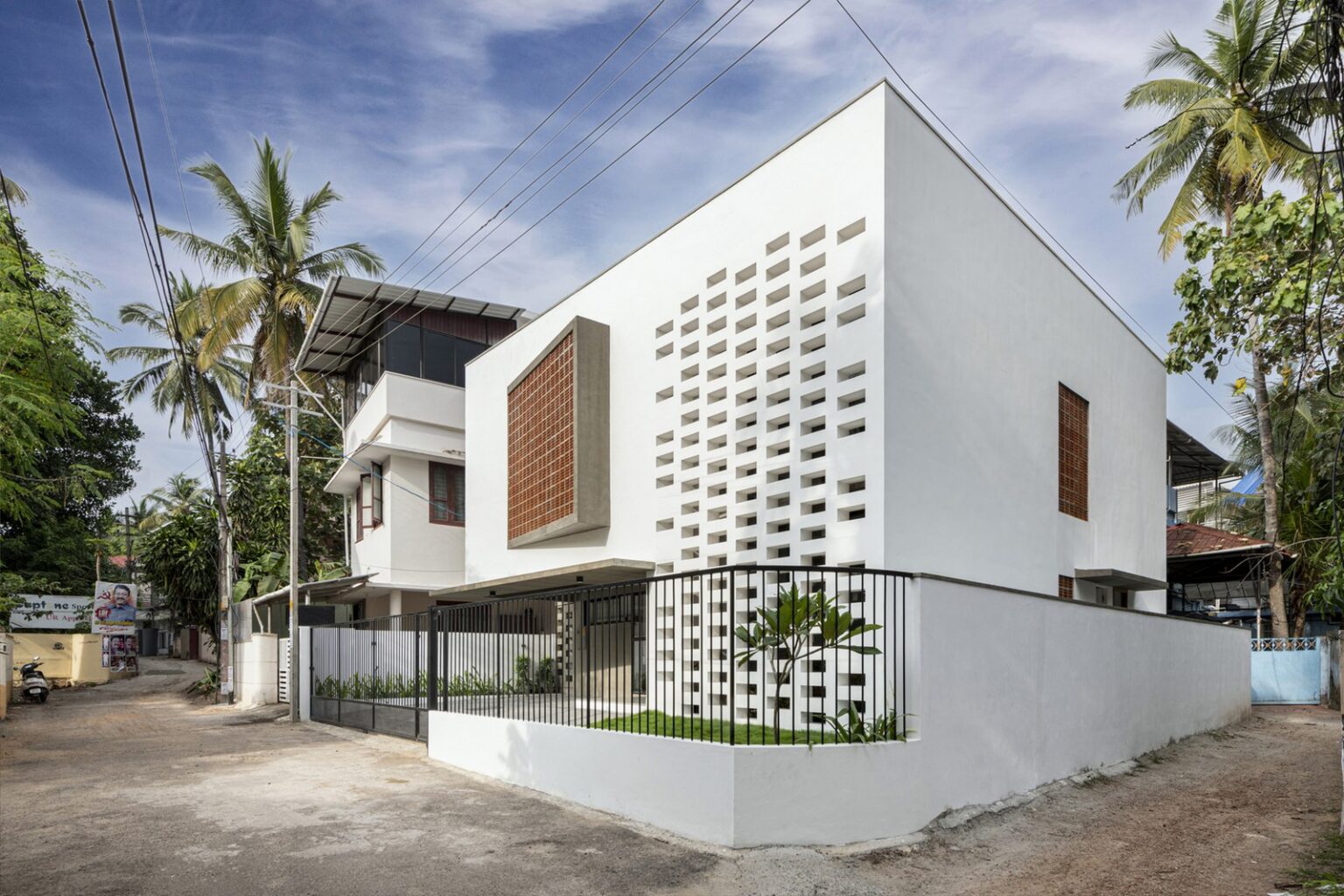 White Skube House: A Minimalist Approach In Making A Skewed Home ...
