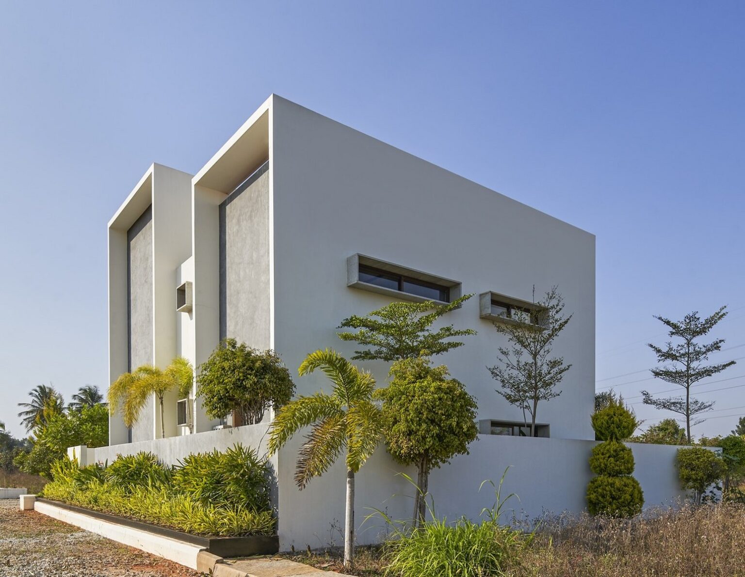A Residence Design Emphasizing On Natural Light And Ventilation | Crest ...
