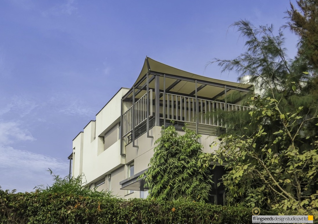 The Pavillion House : A Contemporary Abode Having Fragmental Wall As A ...