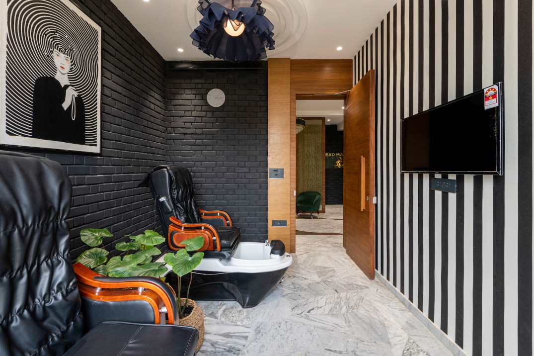 Elegant Incorporation of Art-Deco Style in a Luxury Salon | Pink ...