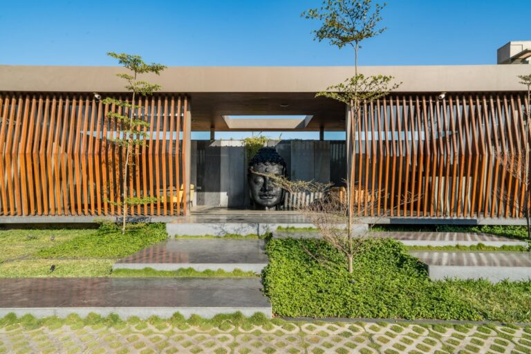 Bow-Shaped Façade to Co-Relate With the Iconic Crown Feature of ...