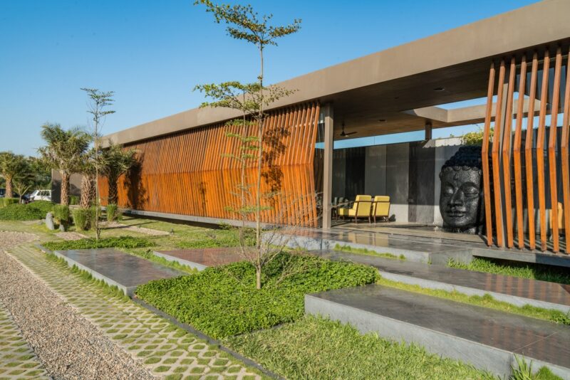 Bow-Shaped Façade to Co-Relate With the Iconic Crown Feature of ...
