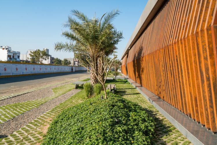 Bow-Shaped Façade to Co-Relate With the Iconic Crown Feature of ...