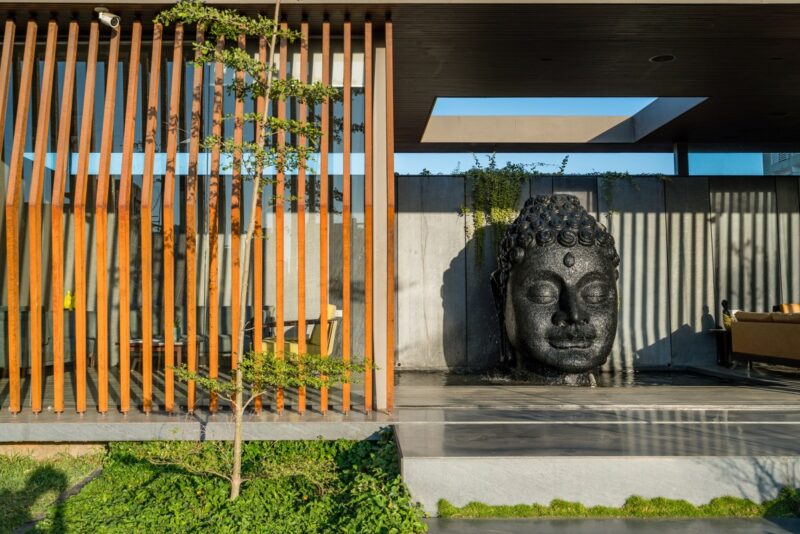 Bow-Shaped Façade to Co-Relate With the Iconic Crown Feature of ...