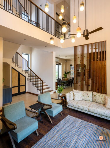 Residence Articulating a Concrete Block with Strong Connections to the ...