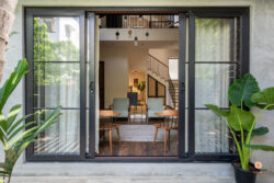 Residence Articulating a Concrete Block with Strong Connections to the ...