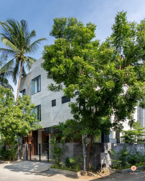 Residence Articulating a Concrete Block with Strong Connections to the ...