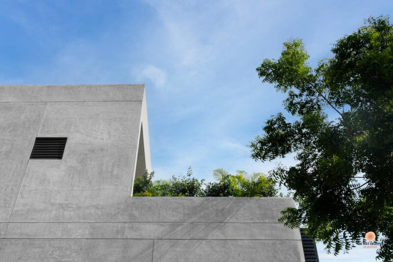 Residence Articulating a Concrete Block with Strong Connections to the ...