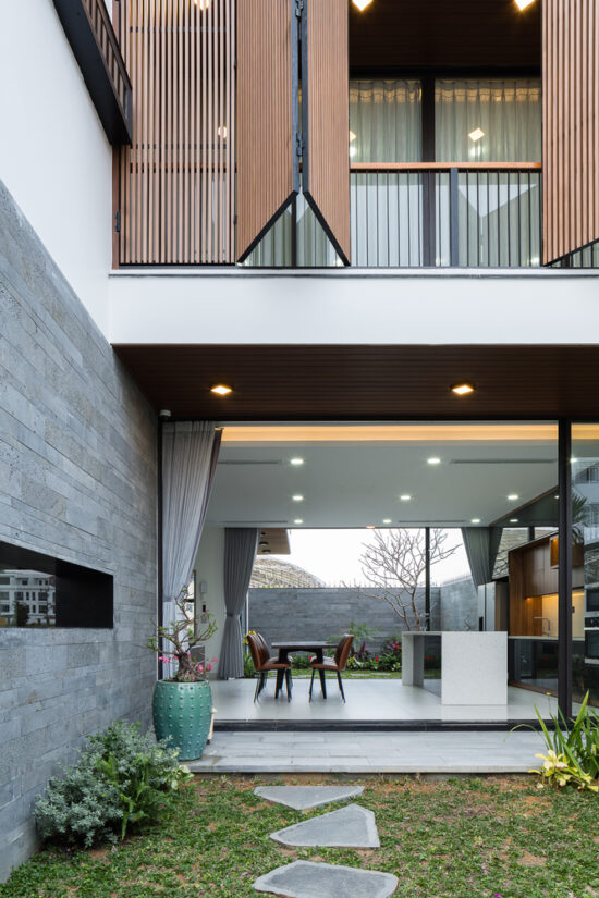 Residence Design Using Elements of Solid Wood Surfaces, Beestones, and ...