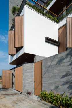 Residence Design Using Elements of Solid Wood Surfaces, Beestones, and ...