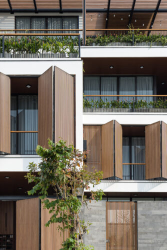 Residence Design Using Elements of Solid Wood Surfaces, Beestones, and ...