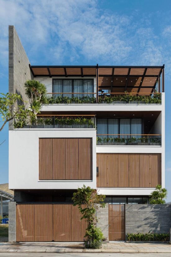 Residence Design Using Elements of Solid Wood Surfaces, Beestones, and ...