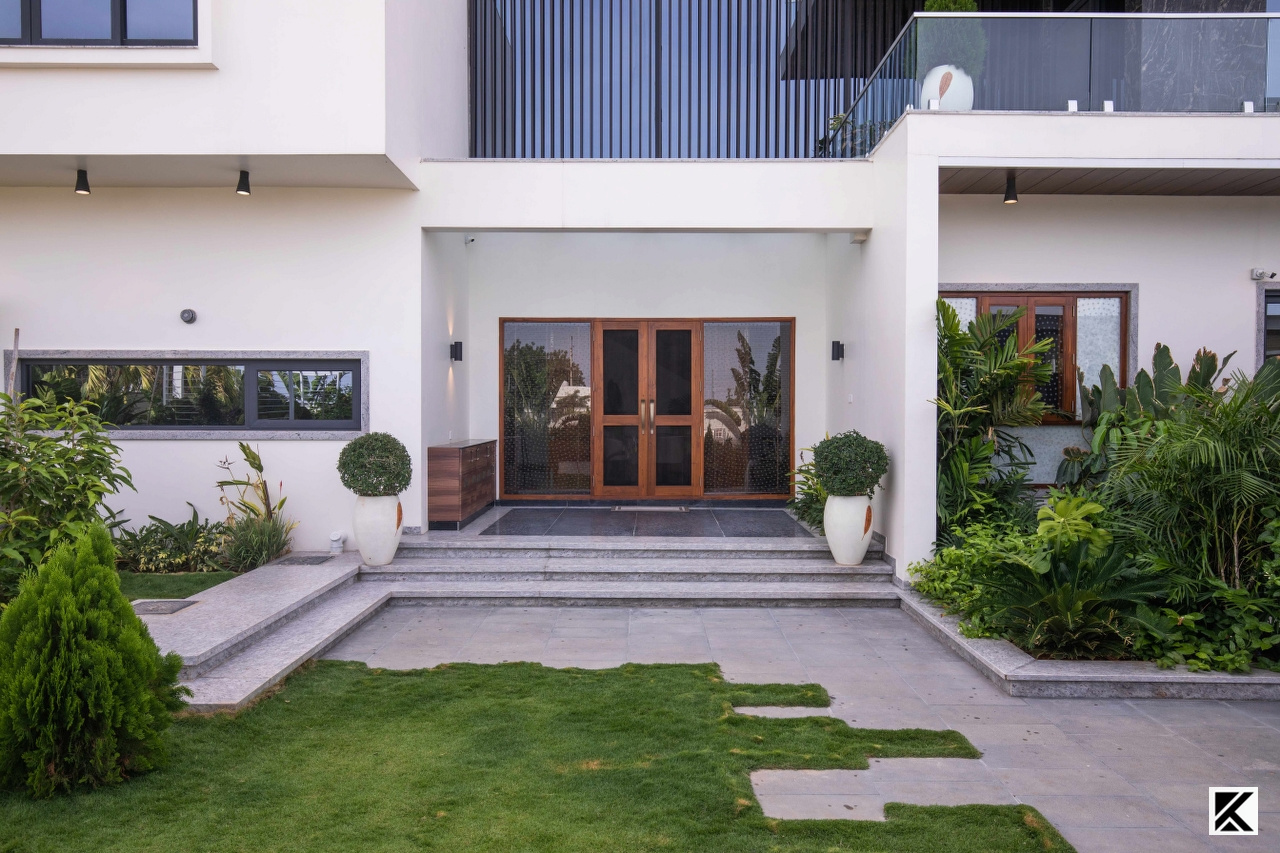 Play Of Volumes Creates A Balanced Facade In This Contemporary Bungalow ...
