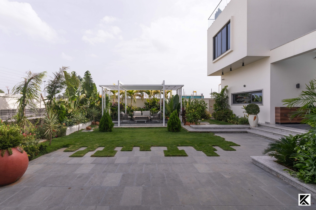 Play Of Volumes Creates A Balanced Facade In This Contemporary Bungalow ...