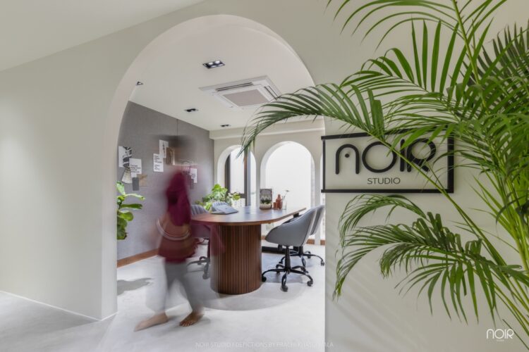 Balance of Discipline and Creativity Reflects in this Modern Office ...