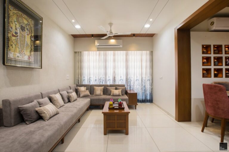 Blend Of Contemporary And Traditional Design Elements In This Residence ...