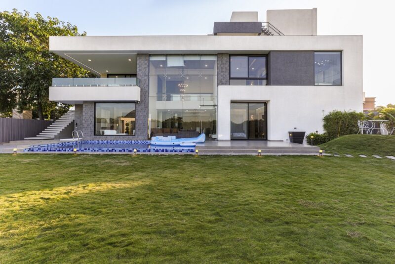 A Lavish Home Design with Climate-responsive Forms and Contemporary ...