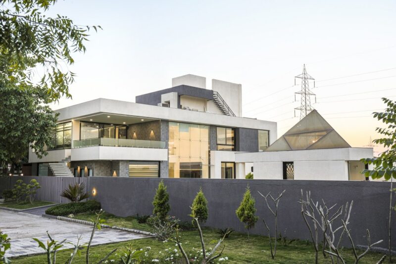 A Lavish Home Design with Climate-responsive Forms and Contemporary ...