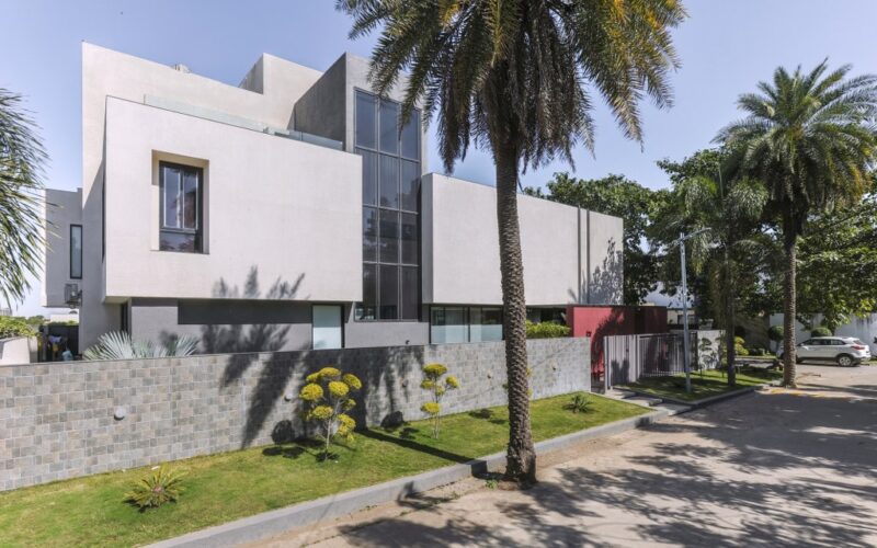 A Lavish Home Design with Climate-responsive Forms and Contemporary ...