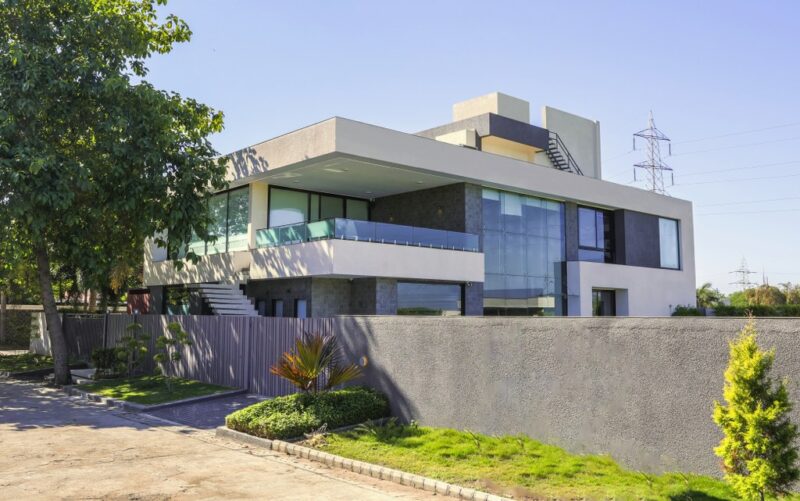 A Lavish Home Design with Climate-responsive Forms and Contemporary ...